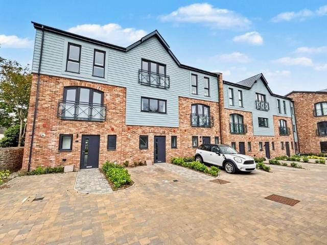 4 bedroom terraced house for sale