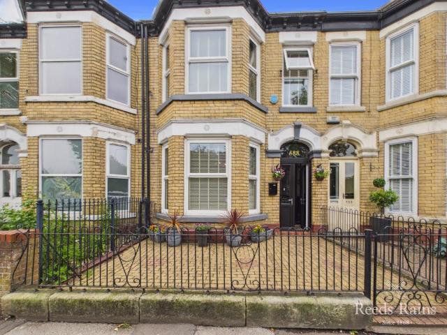 4 bedroom terraced house for sale