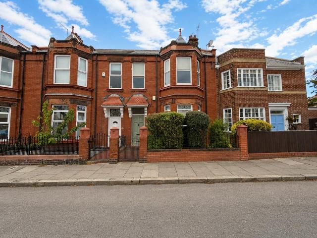 4 bedroom terraced house for sale