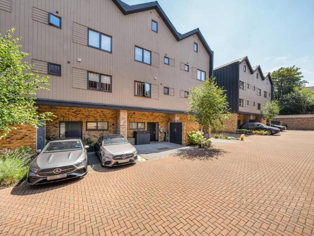 4 bedroom terraced house for sale