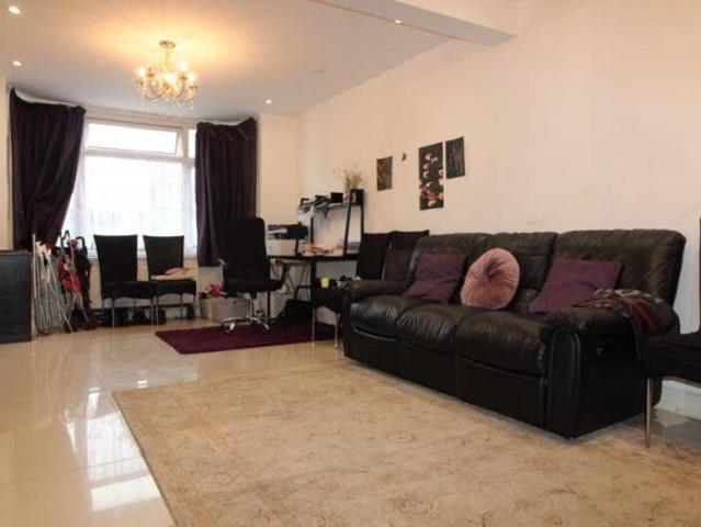 4 bedroom terraced house for sale in Connaught Road, Luton, LU4