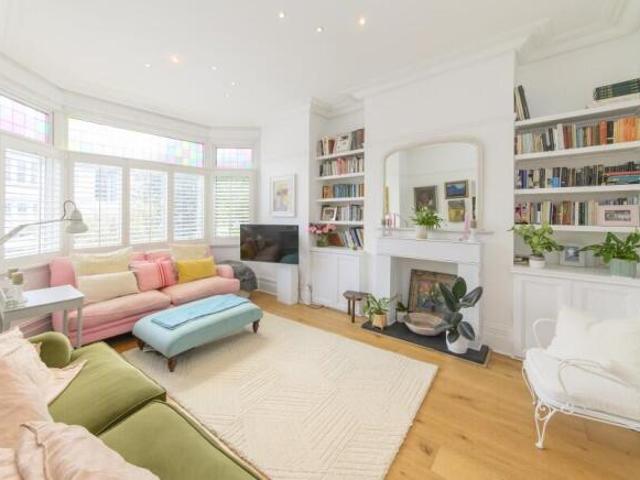 4 bedroom terraced house for sale in Chislehurst Avenue, N Finchley, N12