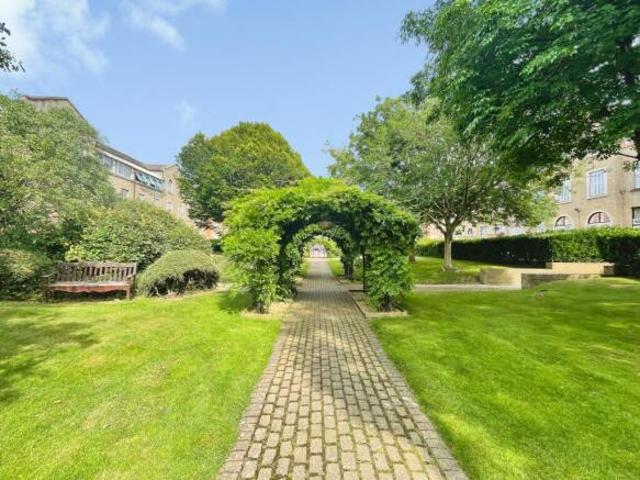 4 bedroom terraced house for sale in Andes Close, Southampton, Hampshire, SO14