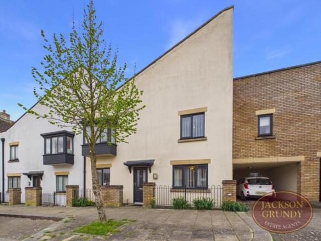 4 bedroom terraced house for sale in Ashby Wood Drive, Upton, NN5 4DQ, NN5