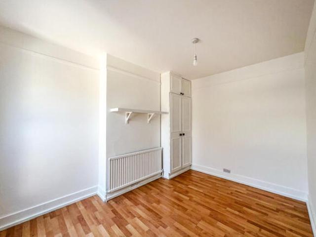 4 bedroom terraced house for sale in Ashton Road, Luton, LU1