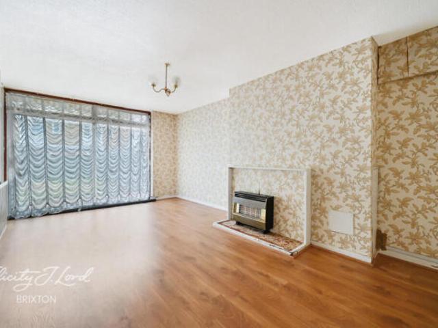 4 bedroom terraced house for sale in Barrington Road, London, SW9