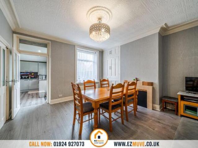 4 bedroom terraced house for sale in Blackmoorfoot Road, Huddersfield, HD4