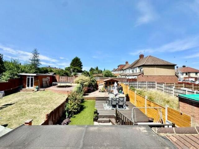 4 bedroom terraced house for sale in Bloomfield Avenue, Luton, LU2