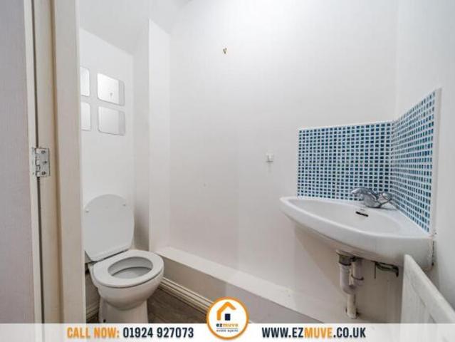 4 bedroom terraced house for sale in Greenlea Court, Huddersfield, HD5