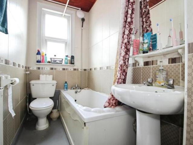 4 bedroom terraced house for sale in Grovehall Drive, LEEDS, LS11