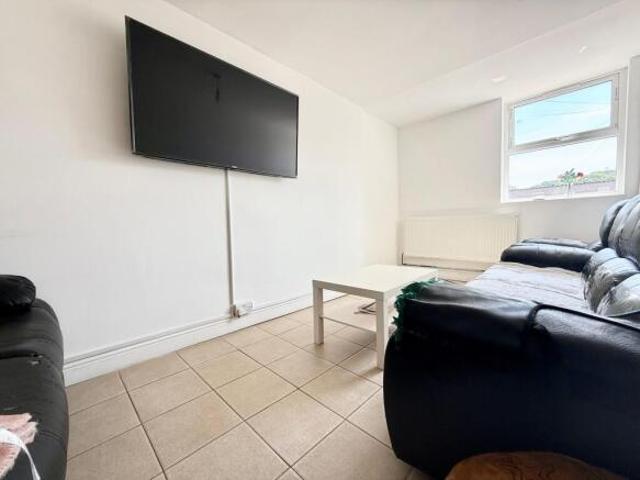 4 bedroom terraced house for sale in Dallow Road, Luton, LU1