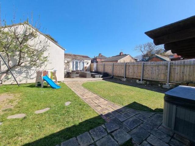 4 bedroom terraced house for sale in Ellesmere Avenue, Hull, HU8