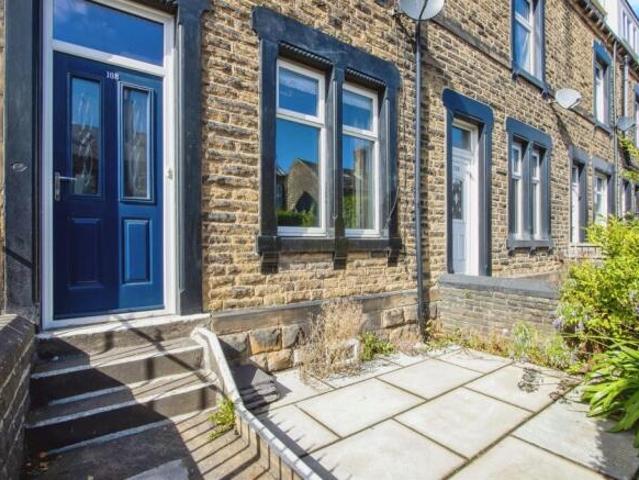 4 bedroom terraced house for sale in Fountain Street, Morley, Leeds, LS27