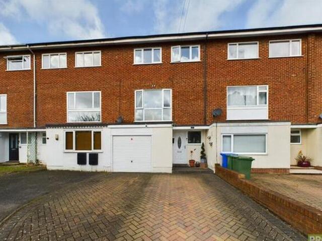 4 Bedroom Terraced House For Sale In Farnborough, Hampshire
