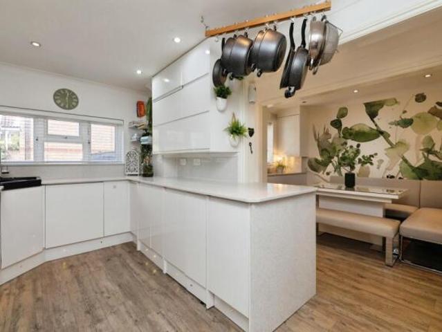 4 bedroom terraced house for sale in Fieldhouse Close, London, E18