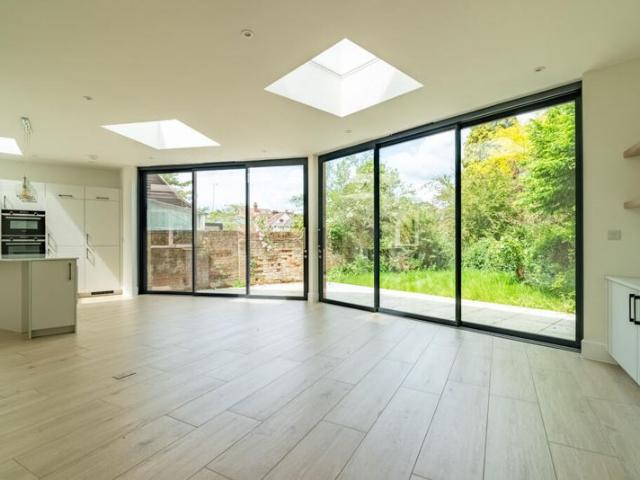 4 bedroom terraced house for sale in Fishpool Street, St. Alba.
