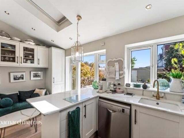 4 bedroom terraced house for sale in Kingshill Avenue, Worcester Park, KT4