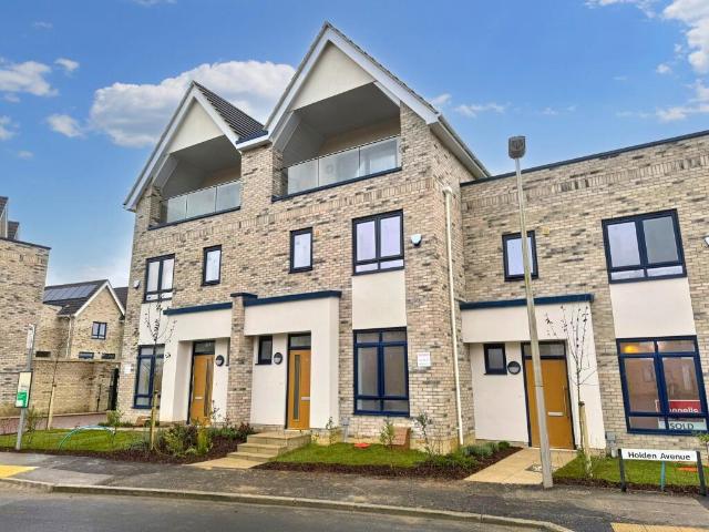 4 bedroom terraced house for sale in Holden Avenue, Oxley Park, Milton Keynes, MK4