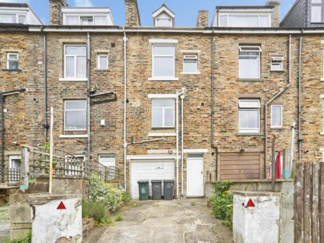 4 bedroom terraced house for sale in Hope View, Shipley, BD18