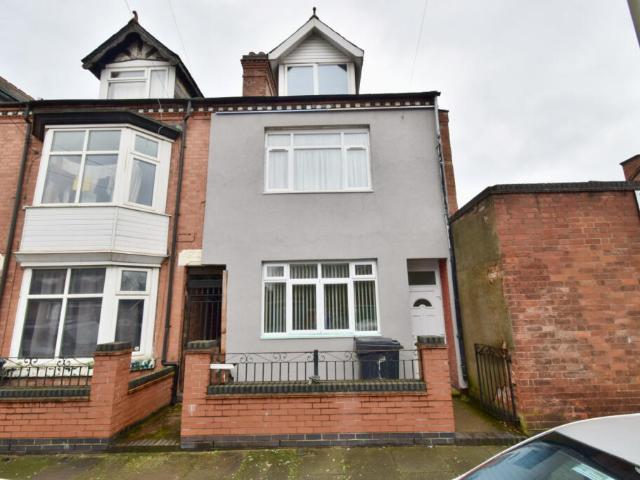 4 bedroom terraced house for sale in Haynes Road, Humberstone, Leicester, LE5