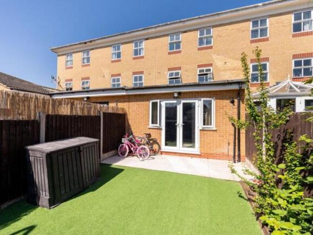 4 bedroom terraced house for sale in Hurworth Avenue, Langley, Slough, SL3