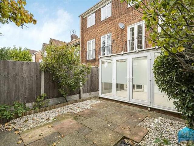 4 bedroom terraced house for sale in Oakview Gardens, London, N2