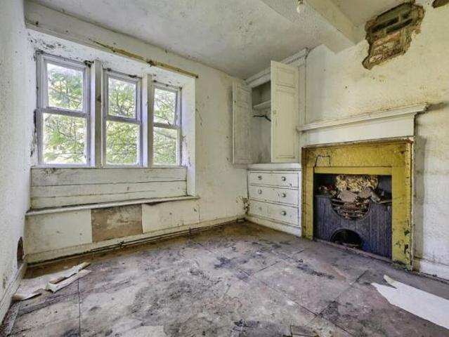4 bedroom terraced house for sale in Lockwood Scar, Huddersfield, HD4