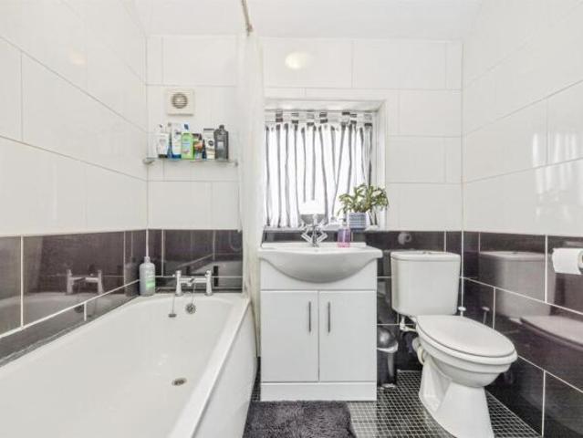 4 bedroom terraced house for sale in Longcliffe Path, Watford, WD19