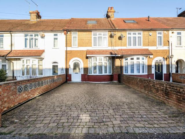 4 bedroom terraced house for sale in Lewis Avenue, Gillingham, Kent, ME8