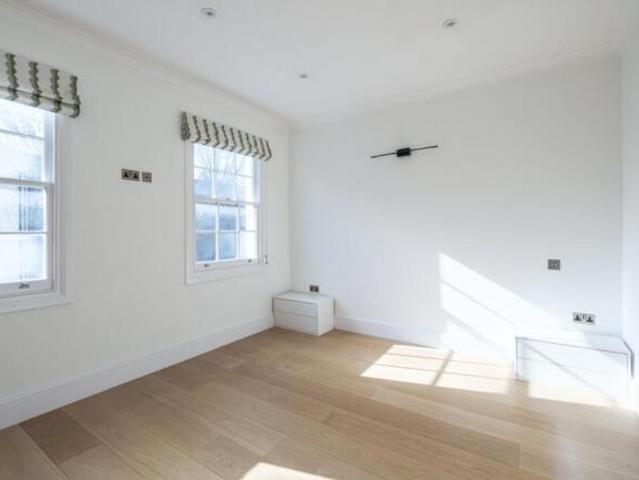4 bedroom terraced house for sale in Moon Street, Barnsbury, N1