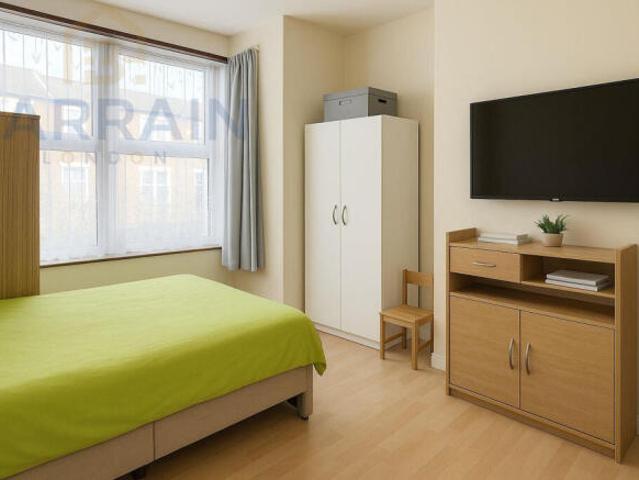 4 bedroom terraced house for sale in Manor Park, London, E12