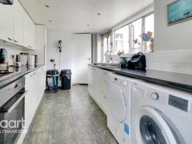 4 bedroom terraced house for sale in Sewardstone Road, Chingfo.
