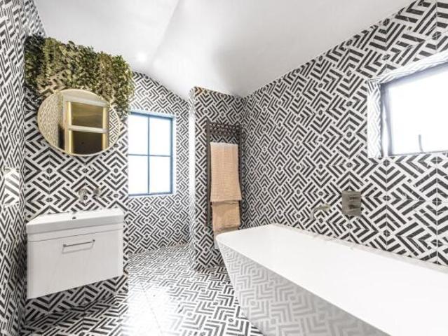 4 bedroom terraced house for sale in Sunny Gardens Road, Hendon, London, NW4