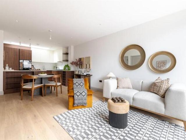 4 bedroom terraced house for sale in Rosewood Close, South Woodford, E18