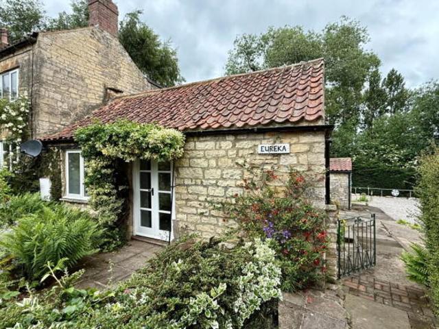 4 bedroom terraced house for sale in Walton. Sunnybank & Eureka, Hall Park Road, LS23