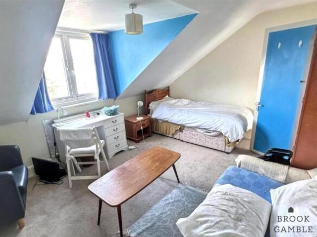 4 bedroom terraced house for sale in Willowfield Square, Eastbourne, BN22