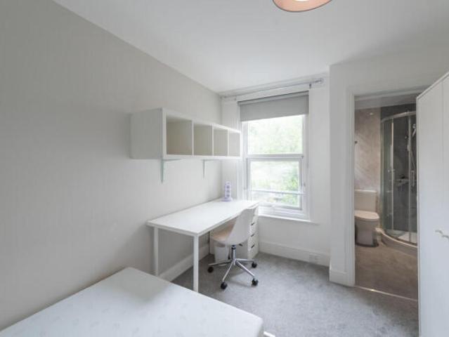 4 bedroom terraced house for sale in Thackeray Road, Southampton, SO17