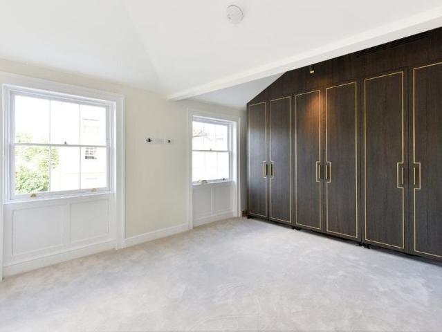 4 bedroom terraced house with 4 receptions and 2 bathrooms in Hyde Park, W2