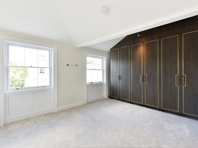 4 bedroom terraced house with 4 receptions and 2 bathrooms in Hyde Park, W2