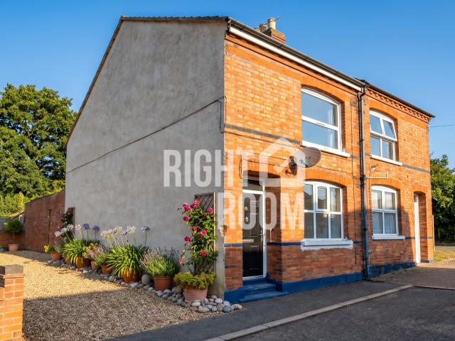 4 bedroom Terraced house to let Four Bedroom House, Hillside Road, Luton LU3 1DR