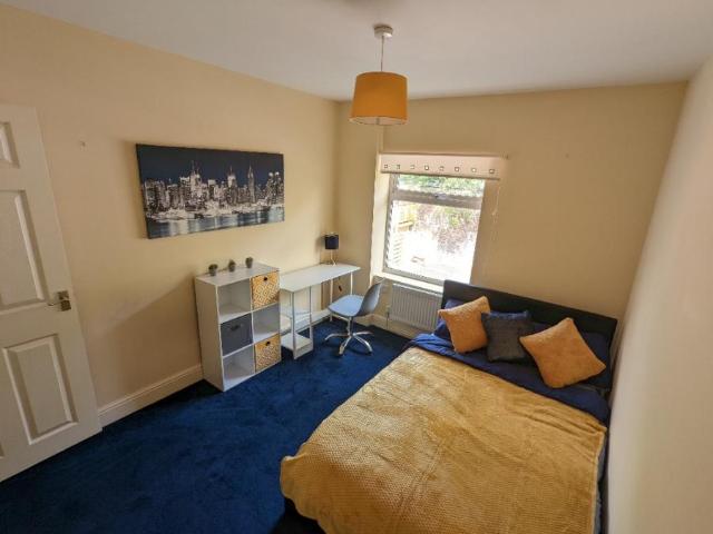 4 bedroom Terraced House To Let