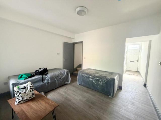 4 bedroom Terraced House To Let