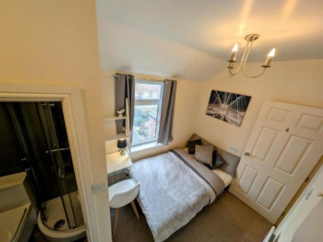 4 bedroom Terraced House To Let