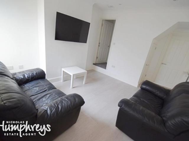 4 bedroom Terraced House To Let