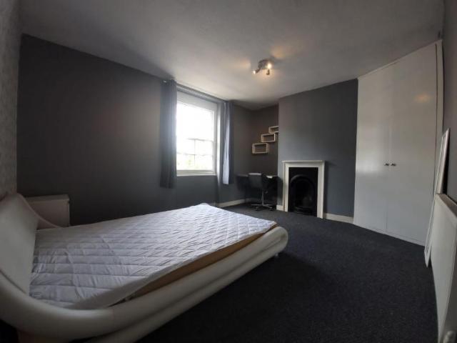 4 bedroom Terraced House To Let