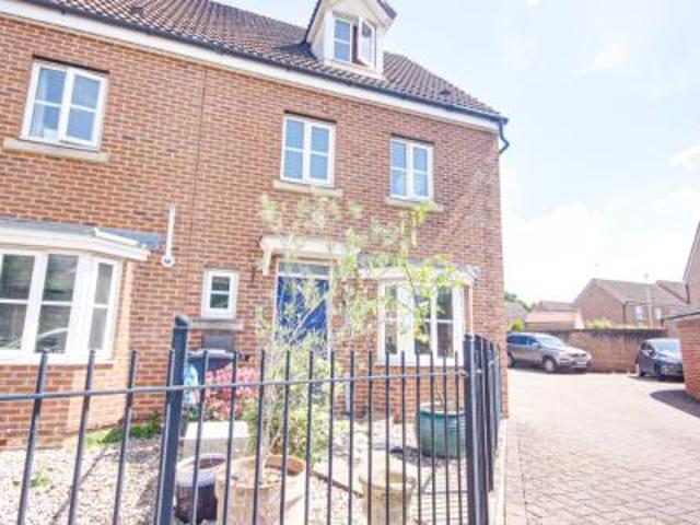 4 bedroom Terraced House To Let
