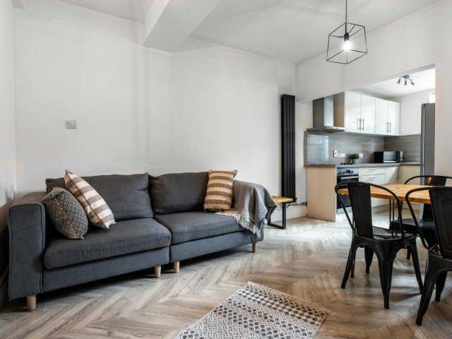 4 bedroom Terraced House To Let