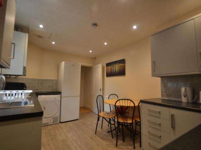 4 bedroom Terraced House To Let