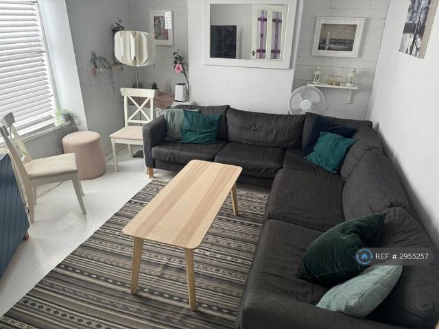4 bedroom terraced house to rent
