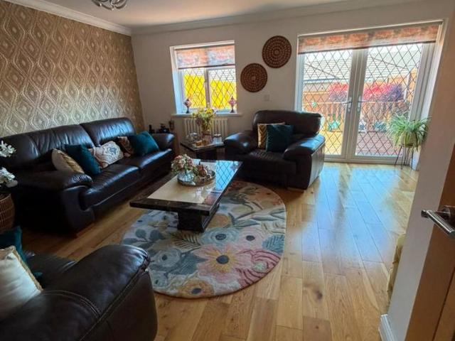 4 bedroom terraced house to rent